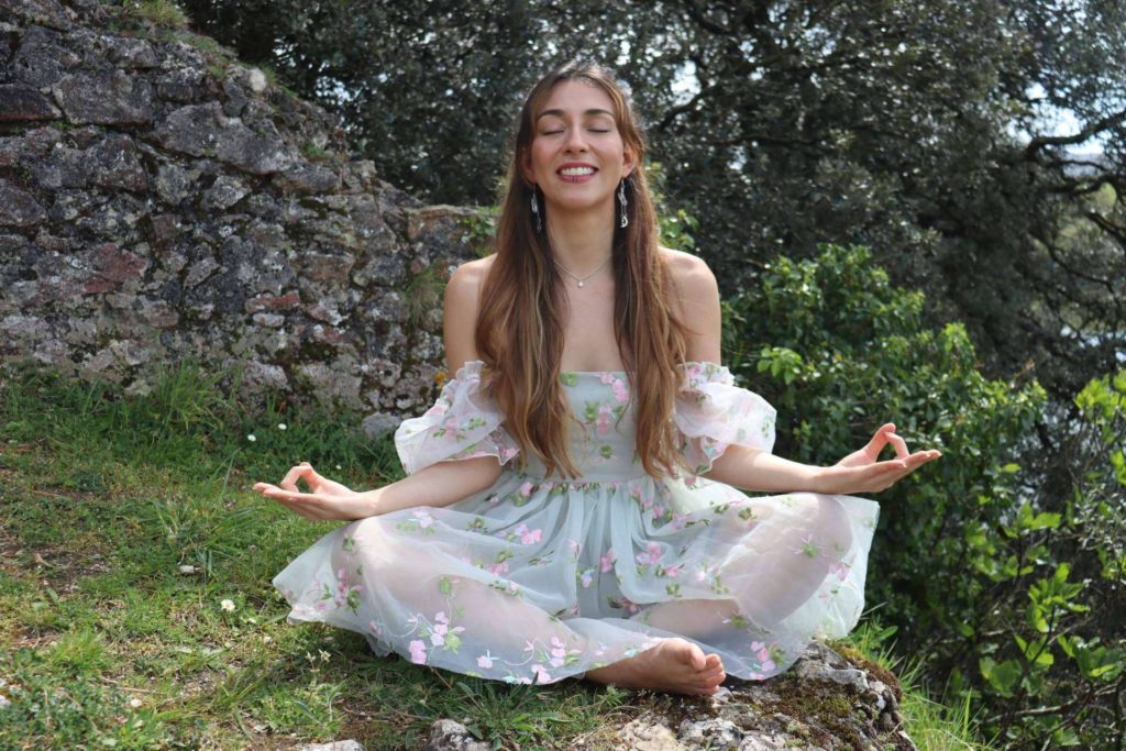 La terapia holística como herramienta de bienestar de la mano de KatheYogui - Memoria y Exilio