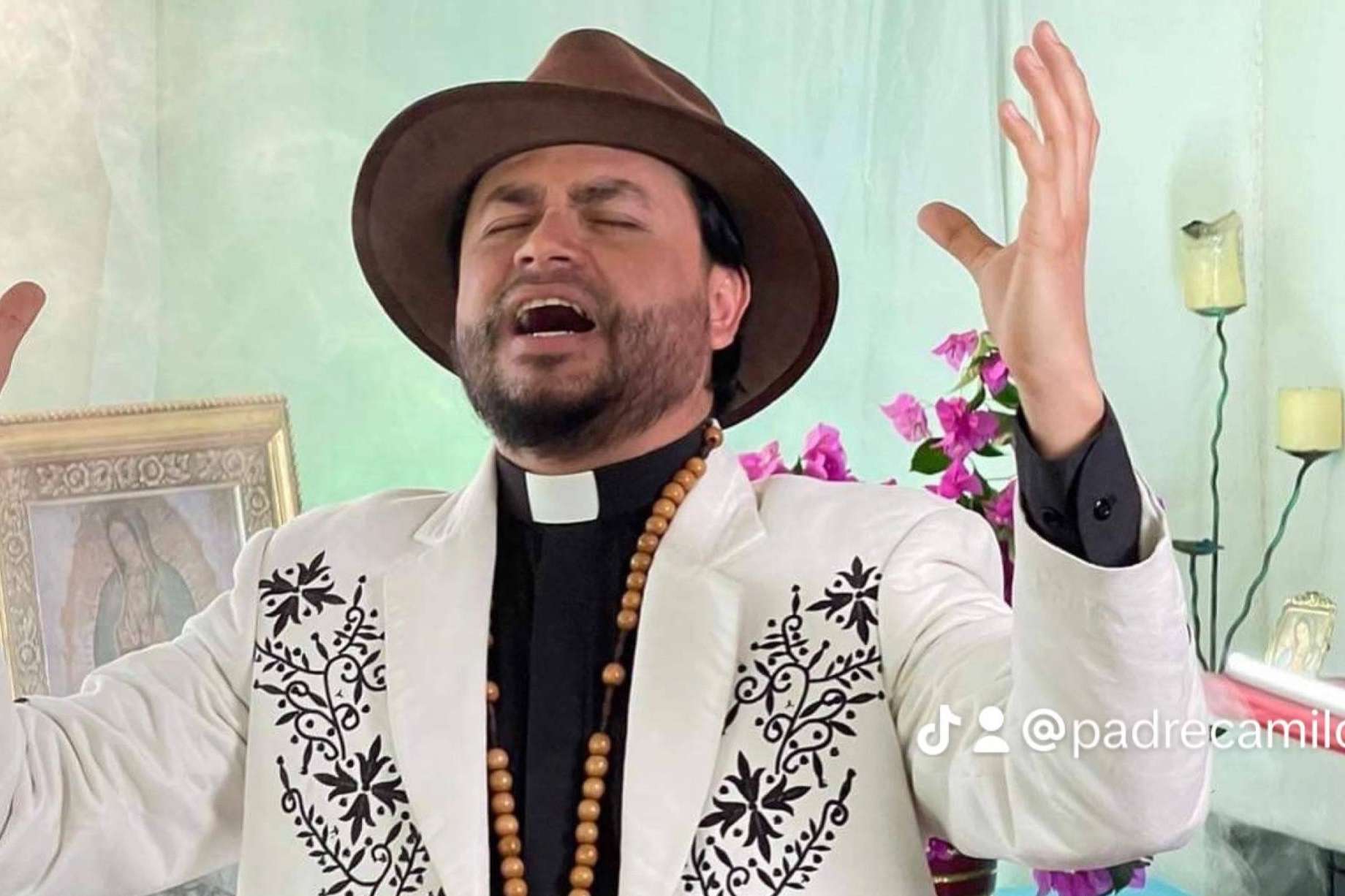 Camilo Cardozo, el sacerdote influencer que viaja por el mundo para ...